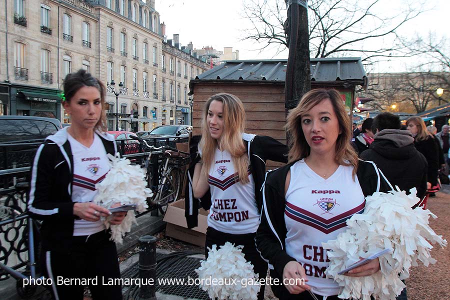 Trois UBB Girls sur le marché de Noël