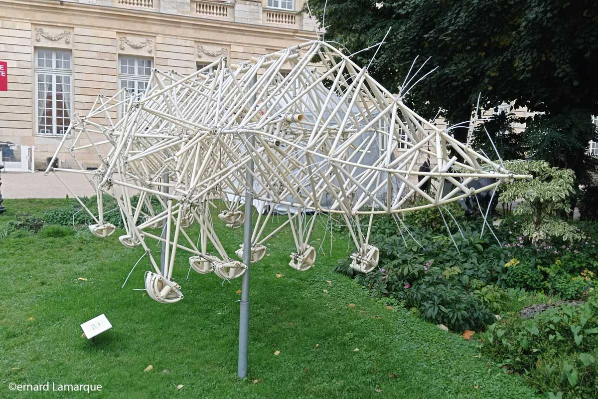 Les Strandbeests de Théo Jansen dans le Jardin de la mairie de Bordeaux