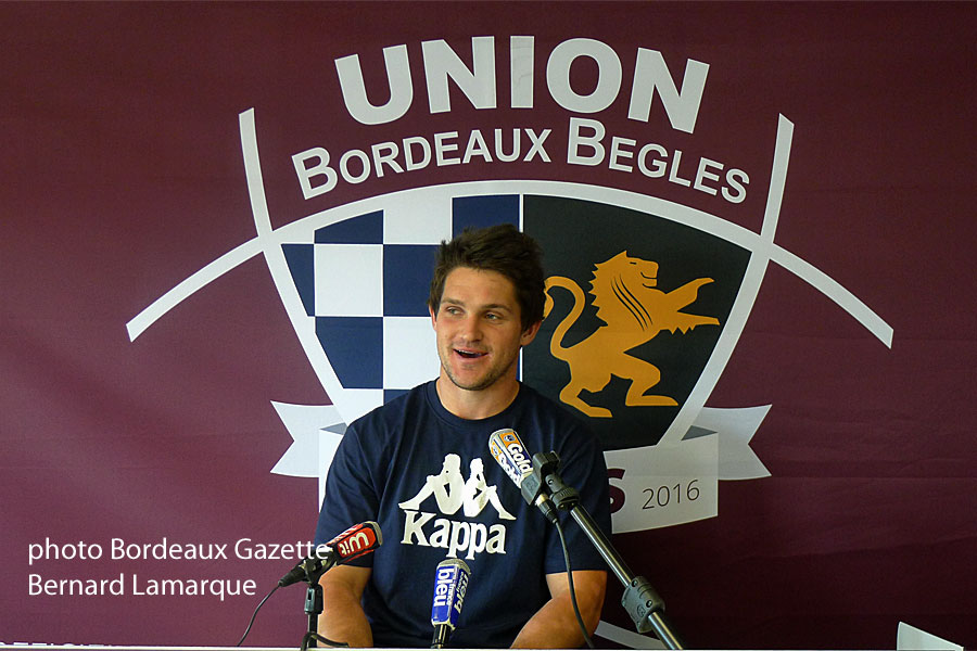 A peine descendu de l'avion Simon Hickey est dans le groupe pour ...